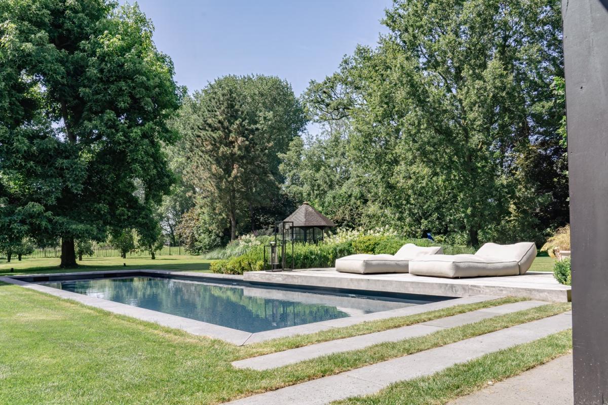 Tuin met zwembad aan de oude Rijn | Best Interiros