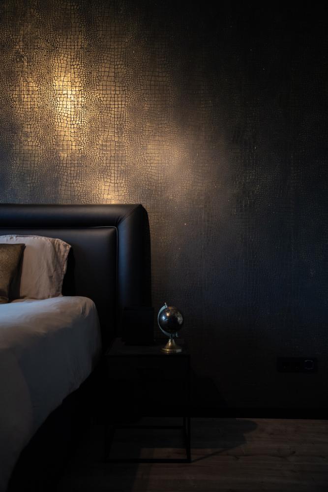 Slaapkamer met croc wandafwerking | Best Interiors