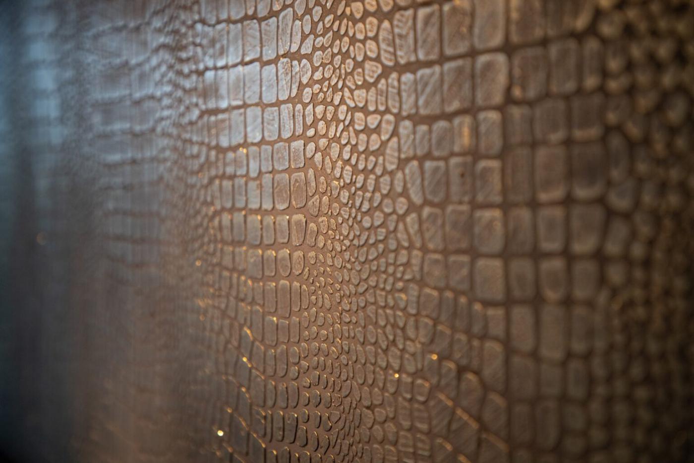 Slaapkamer met croc wandafwerking | Best Interiors