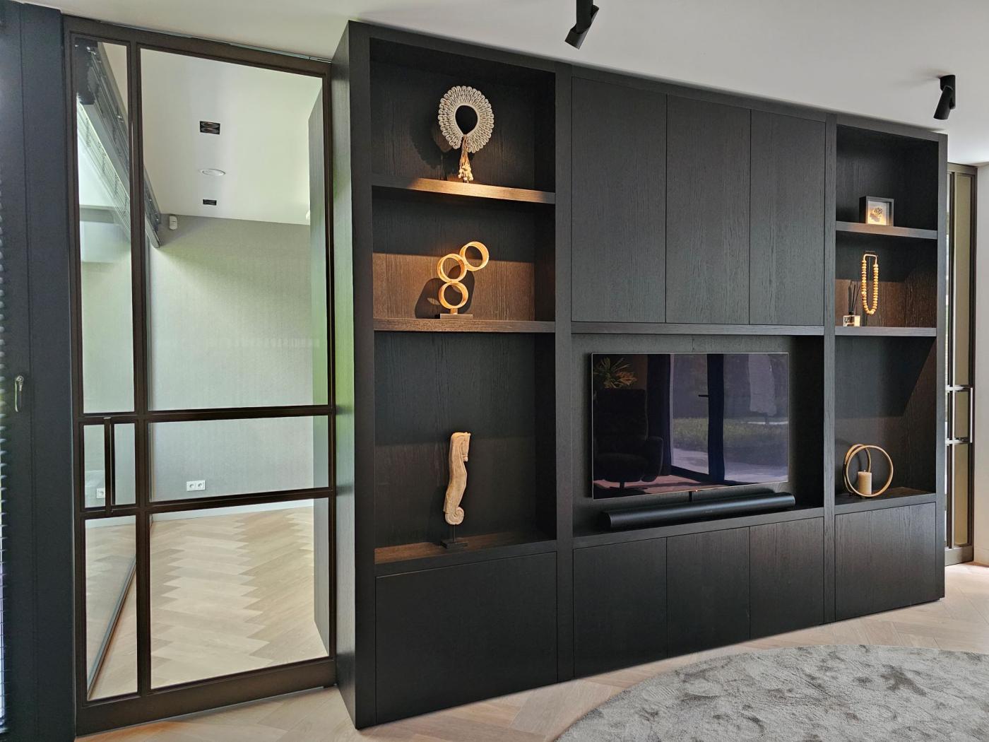 Luxe interieur villa met ensuite kastenwand | Best Interiors