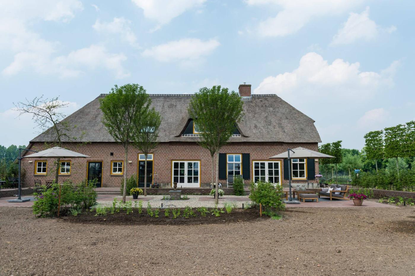 Boerderijtuin met natuurlijke vijver | Best Interiors