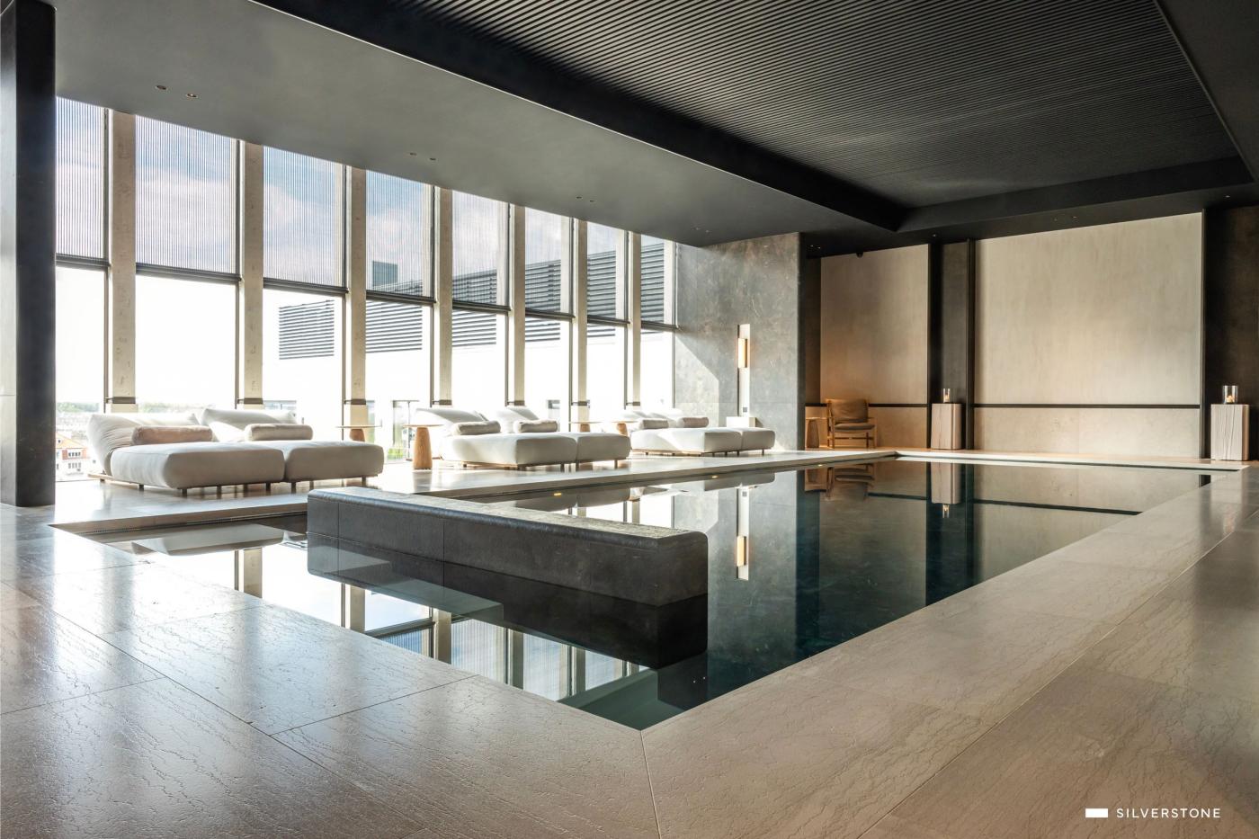 Luxe inox zwembad in La Réserve Resort te Knokke | Best Interiors