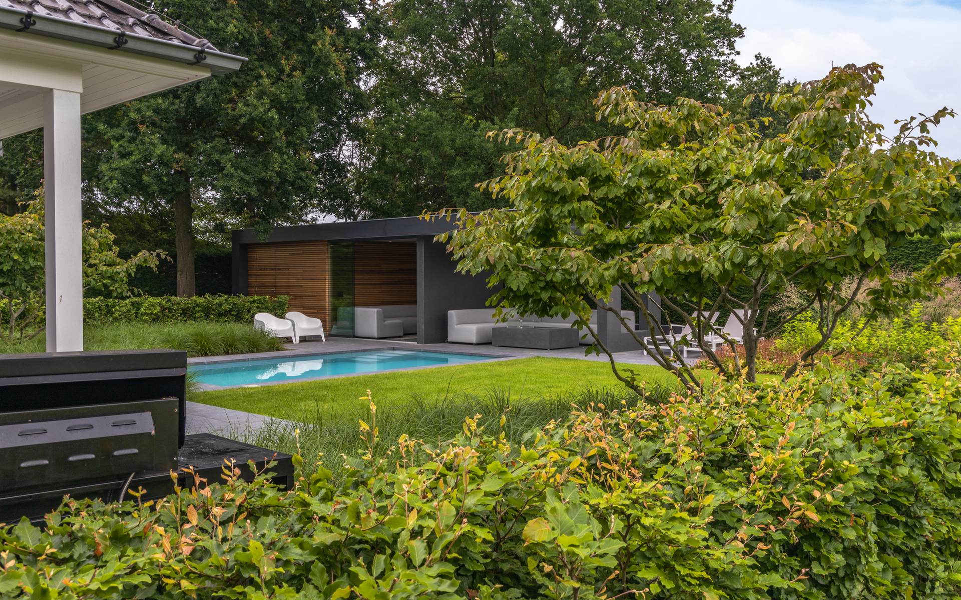 Moderne tuin met poolhouse en zwembad